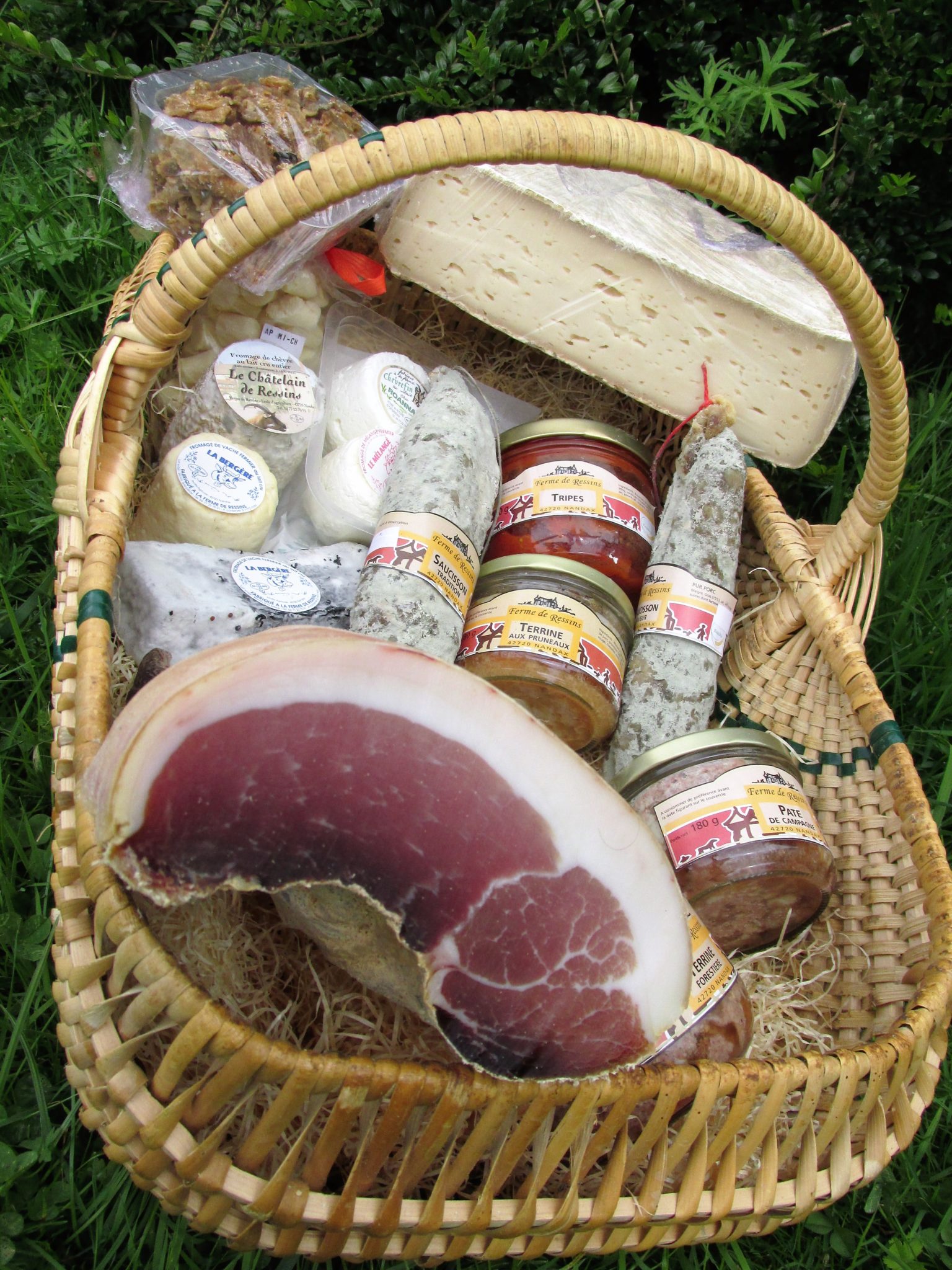 panier-gourmand-de-charlieu-delicesdu42-charcuterie-viande-fromage ...